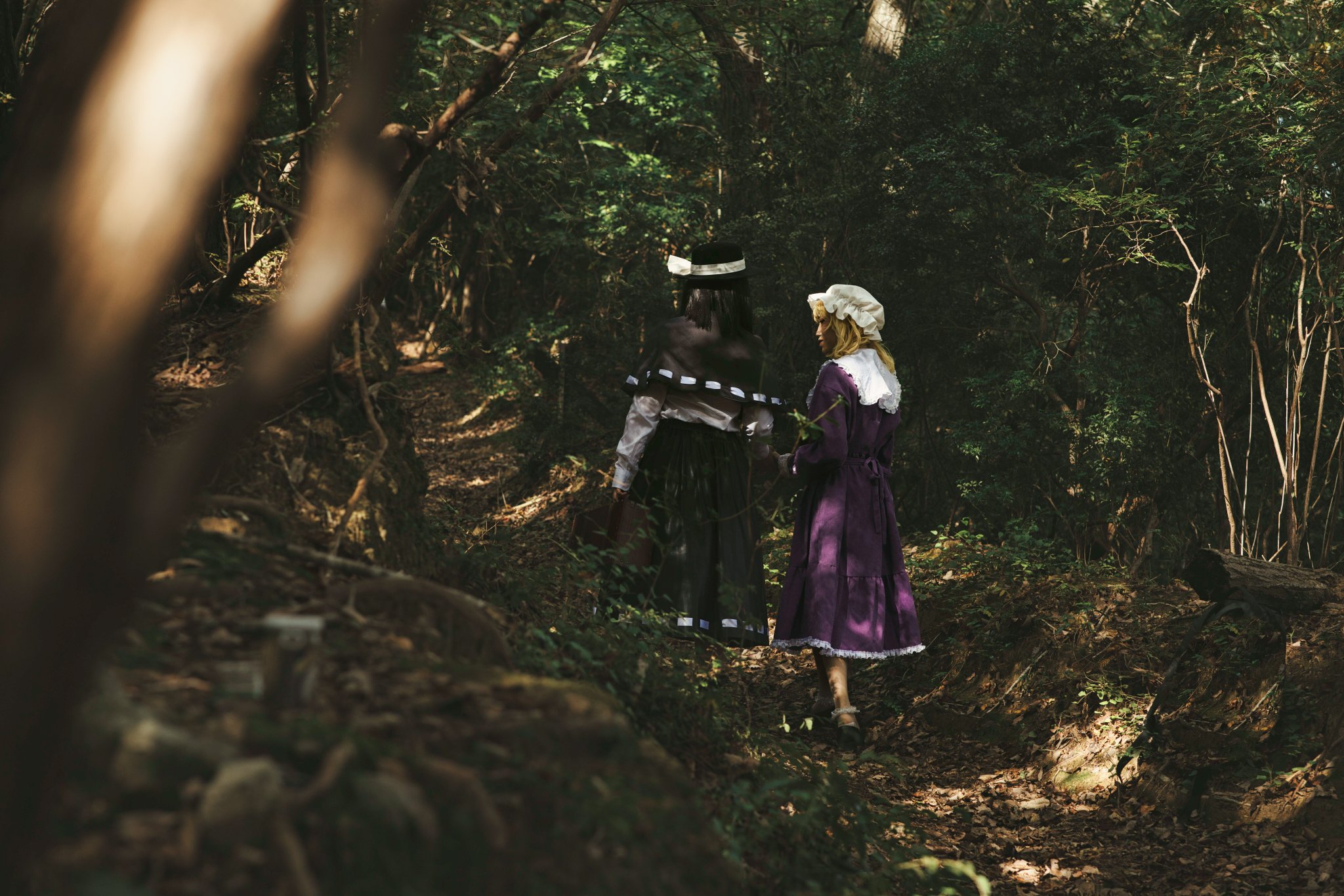 Safebooru - 2girls black capelet black footwear black hair black headwear black skirt blonde ...