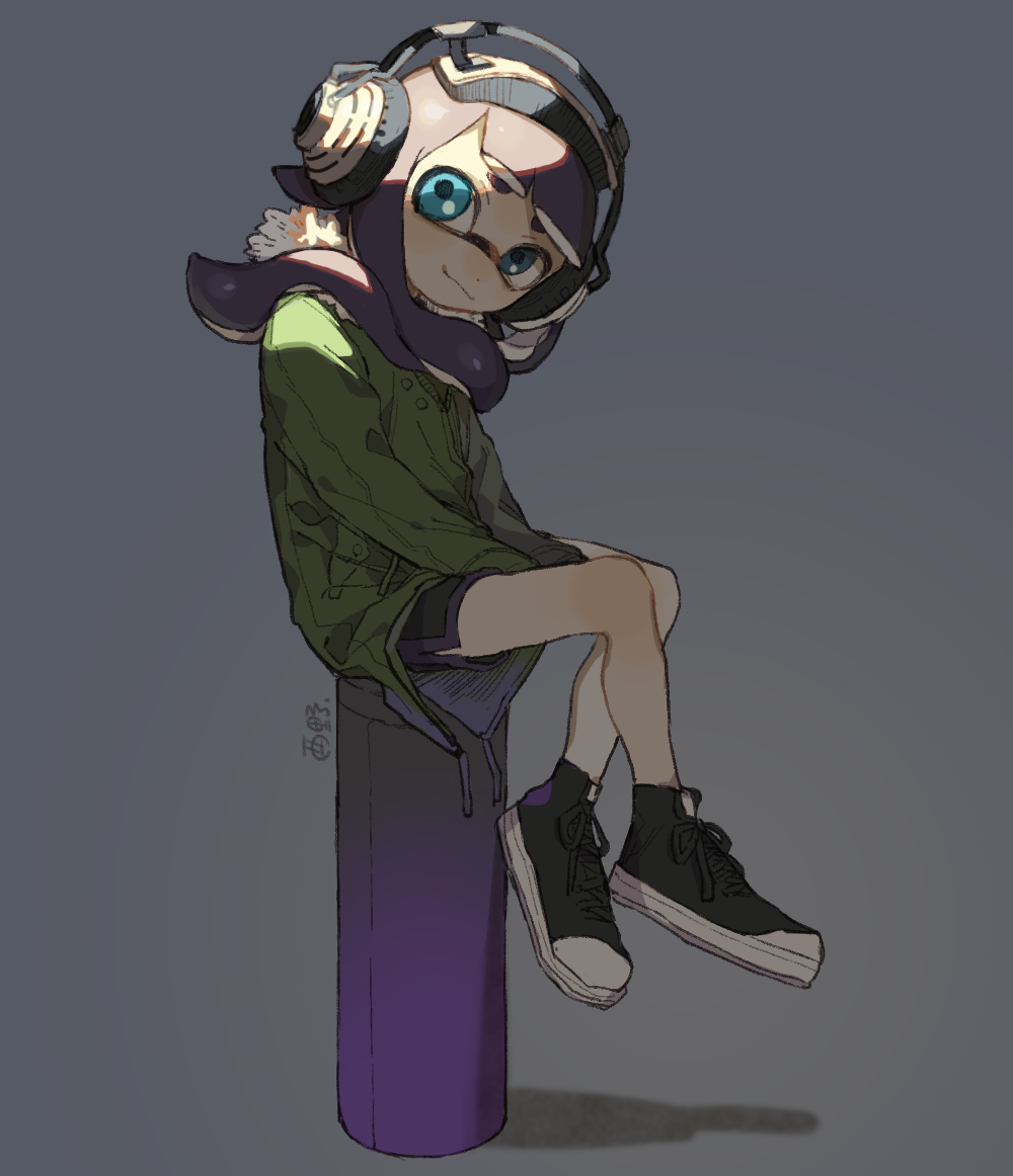 Safebooru - 1girl :3 bare legs black footwear black shorts blue eyes blunt bangs closed mouth ...